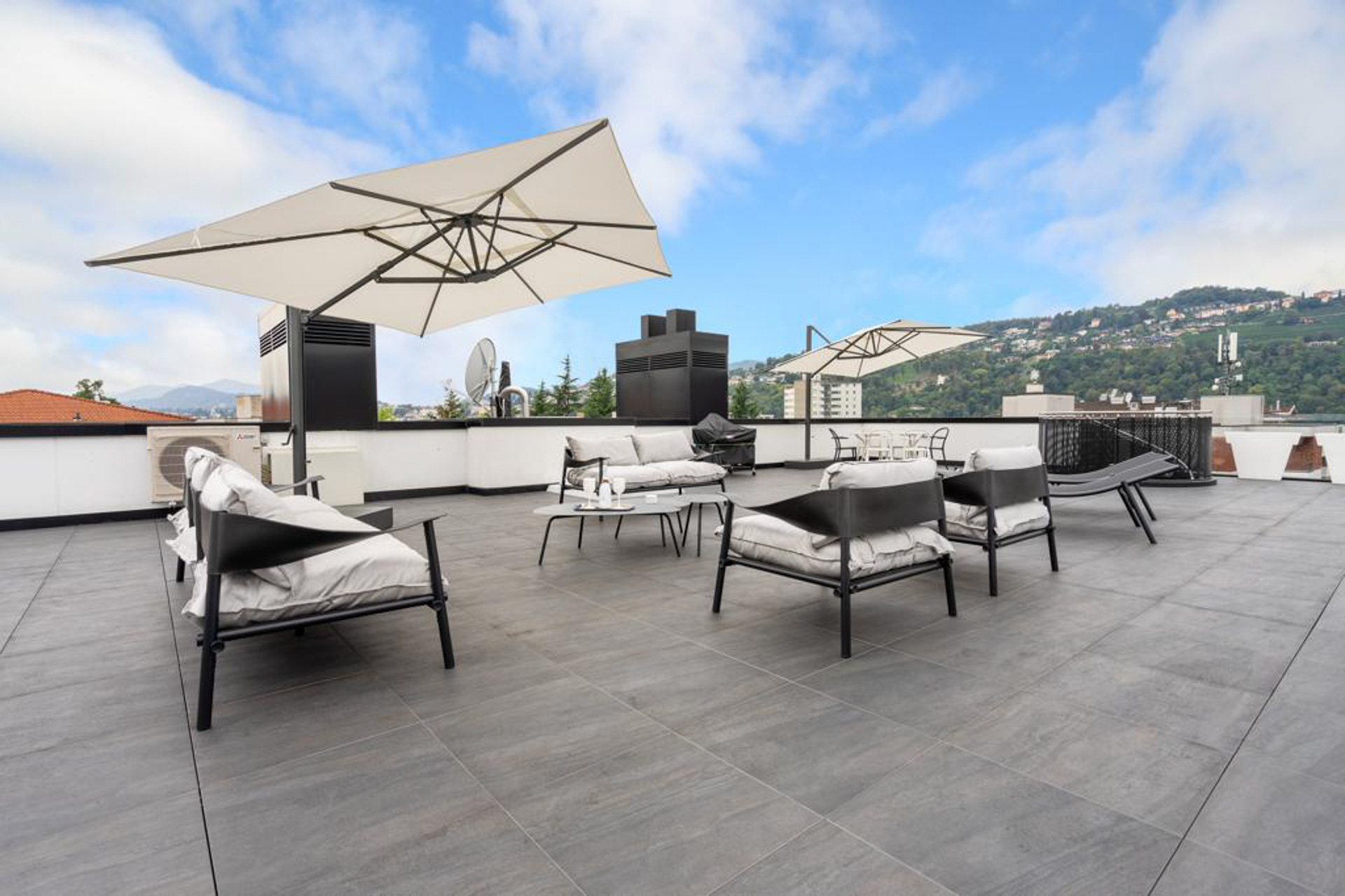 Tetto terrazza_spazioso attico vicino al centro con tetto terrazza e ...